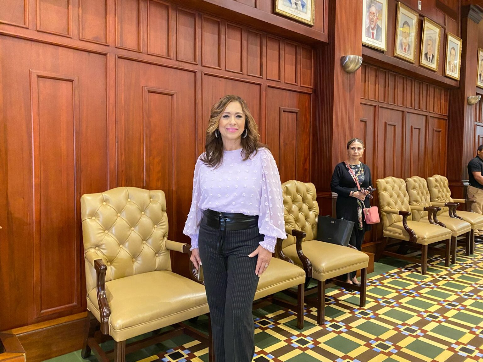 Alcaldía SPS entrega reconocimiento a la periodista Neida Sandoval