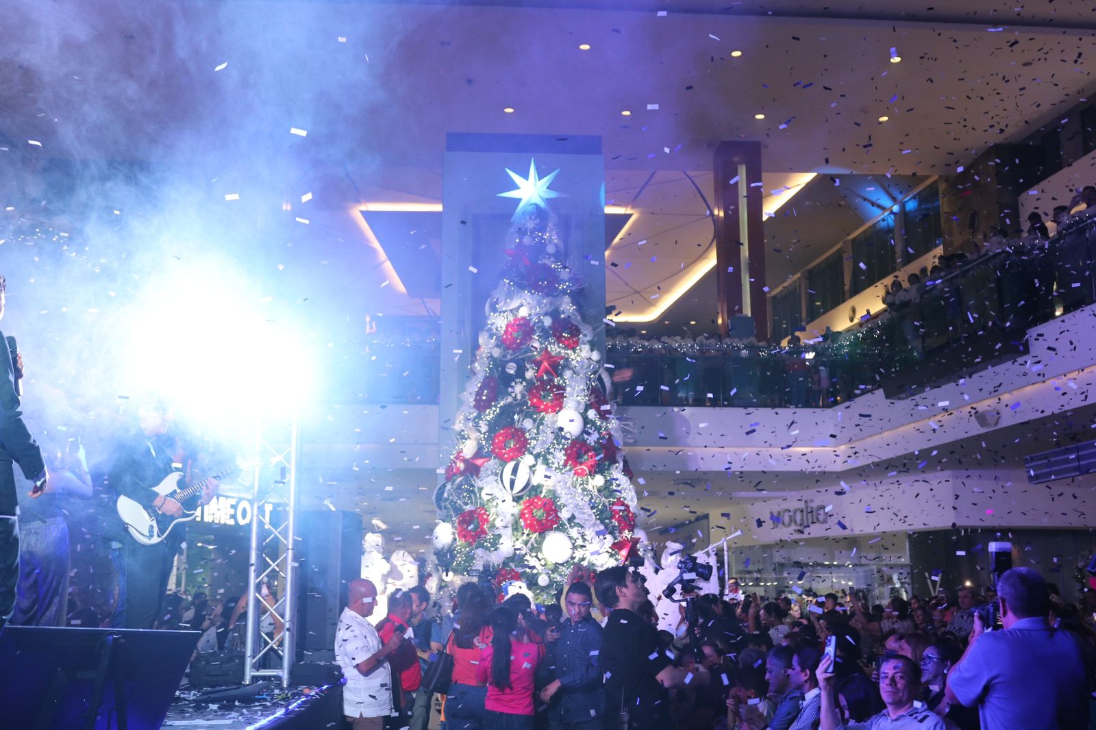 Pepsi inaugura la magia de la Navidad con encendido del árbol en mall ...